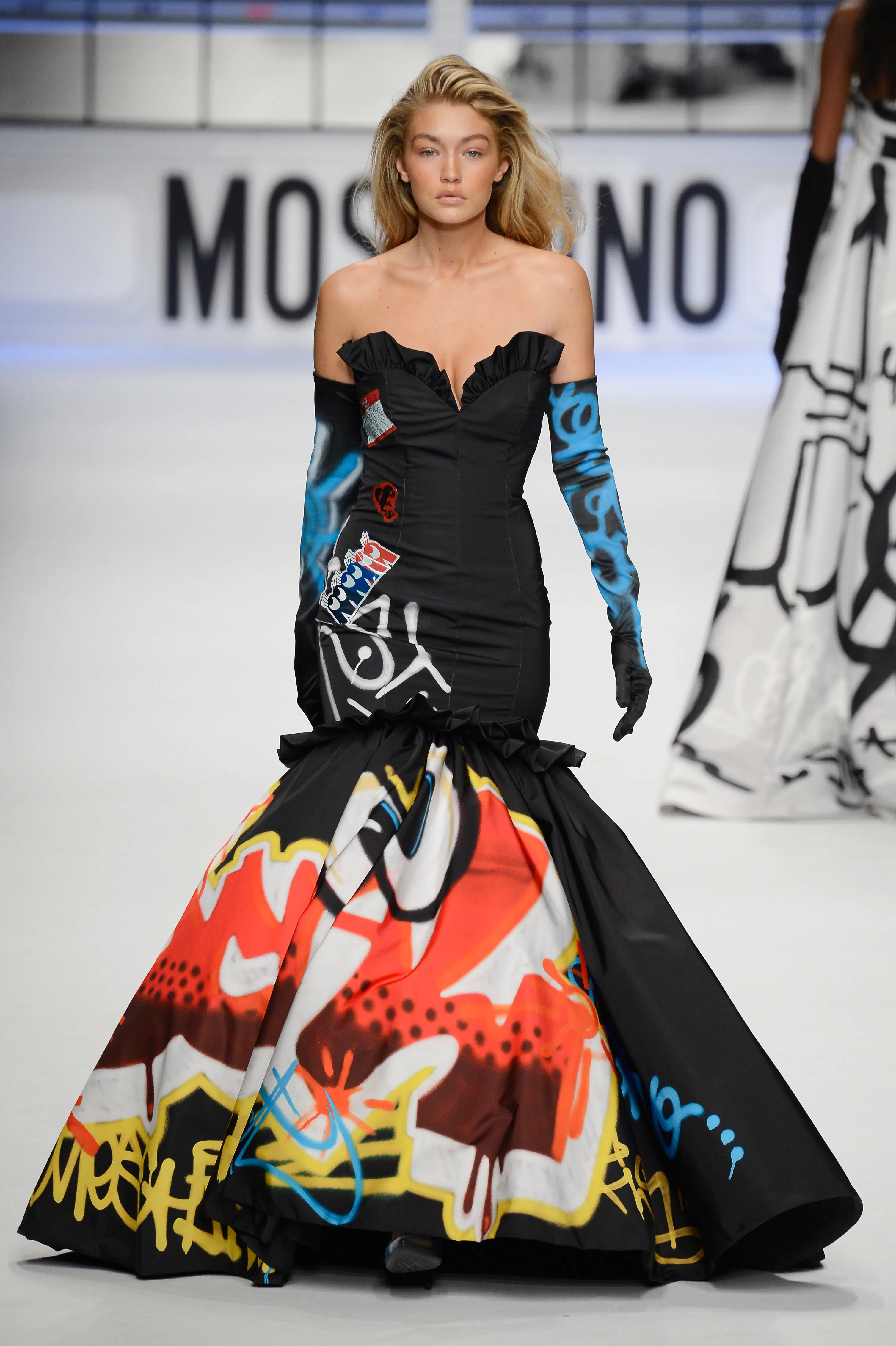 Moschino F/W 2015 Brings The '90s To MFW With Graffiti Ball Gowns And ...