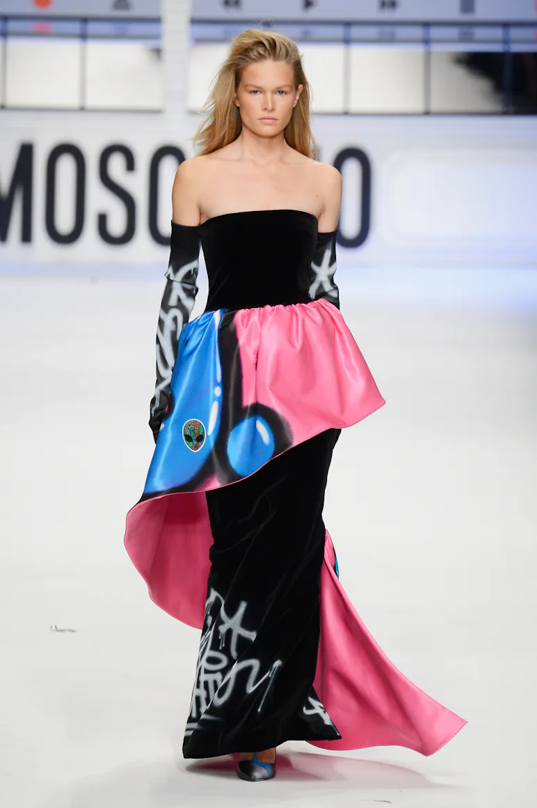 Moschino F/W 2015 Brings The '90s To MFW With Graffiti Ball Gowns And ...