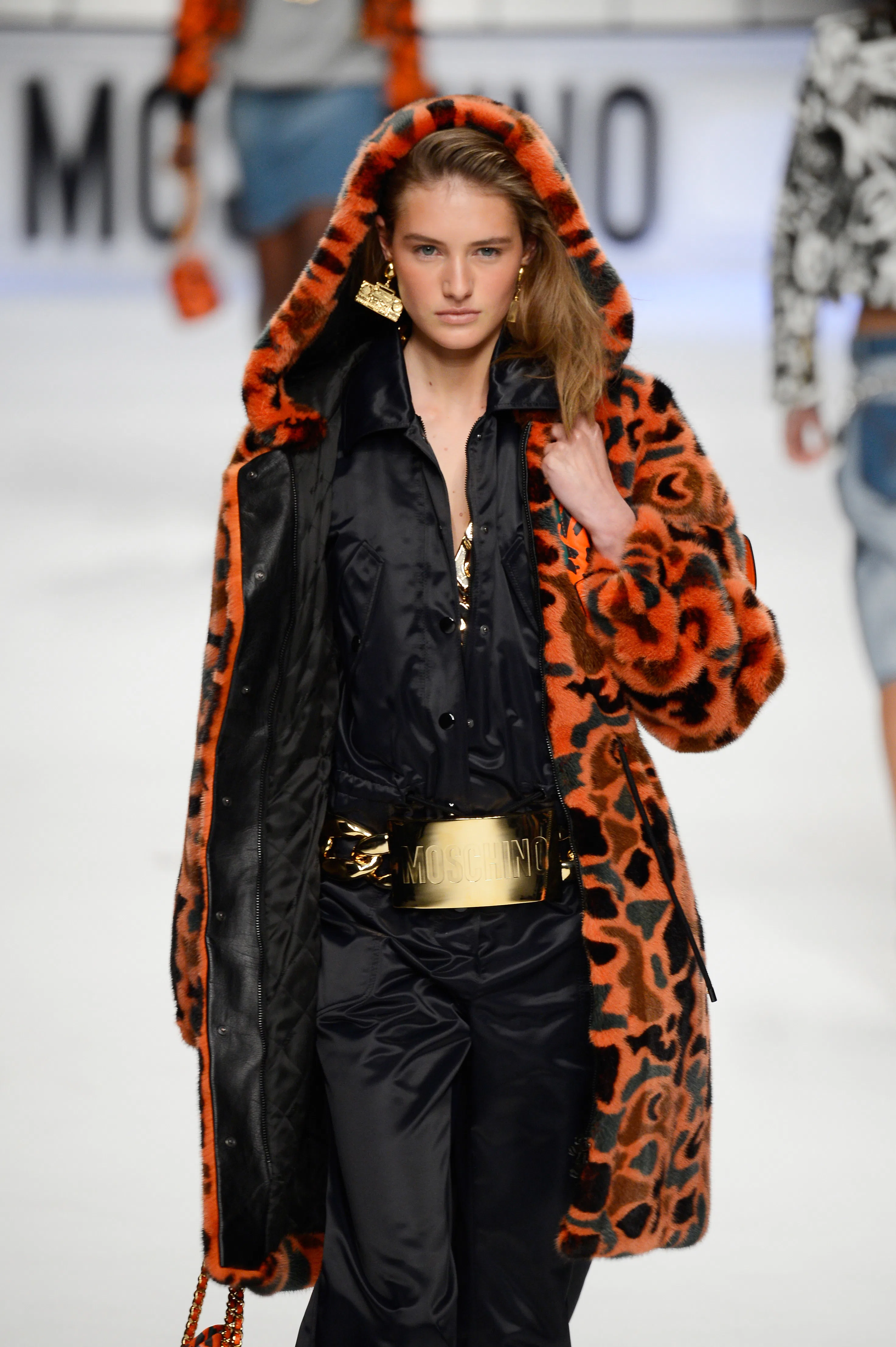 Moschino F/W 2015 Brings The '90s To MFW With Graffiti Ball Gowns And ...