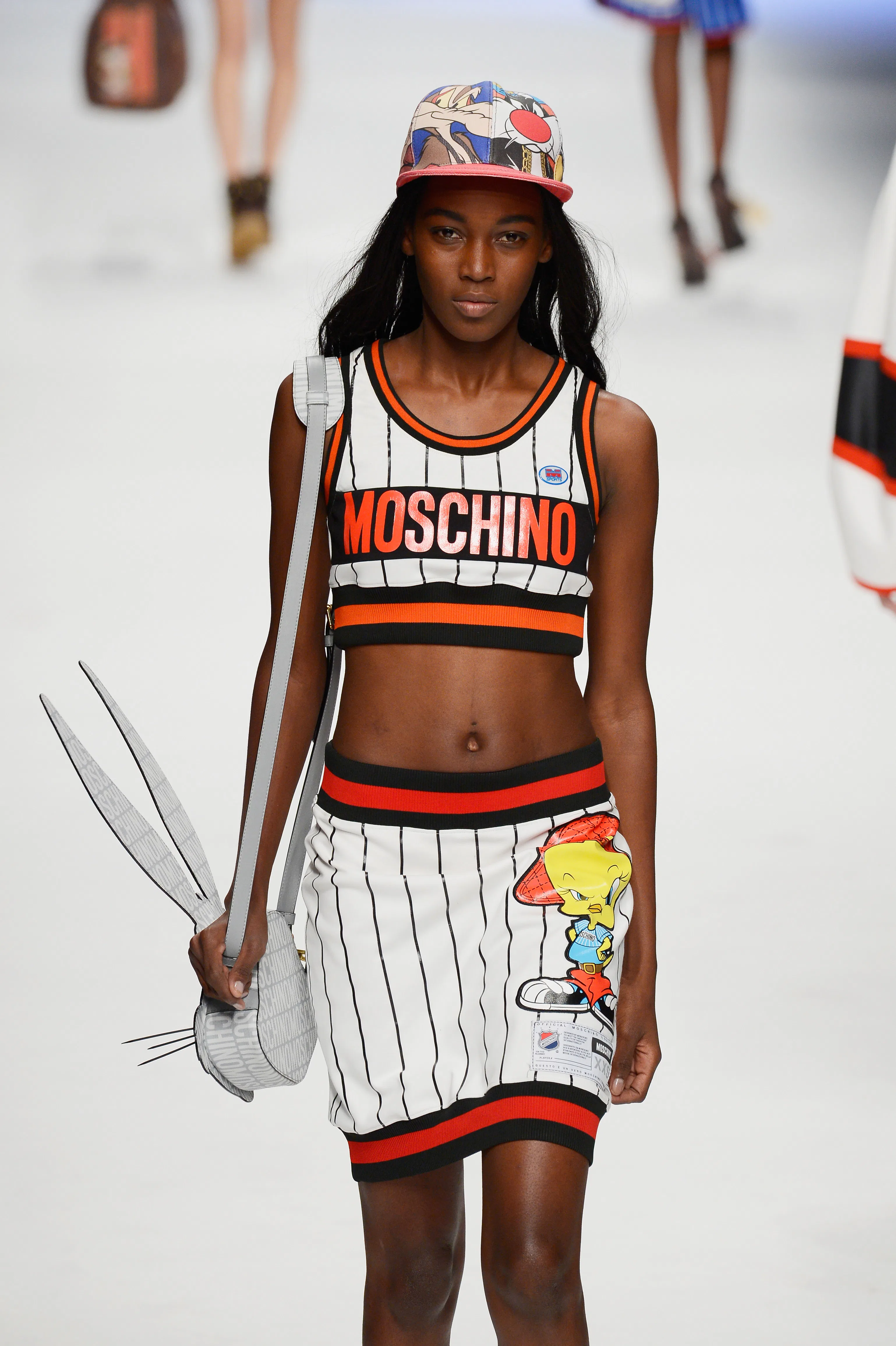 Moschino F/W 2015 Brings The '90s To MFW With Graffiti Ball Gowns And ...