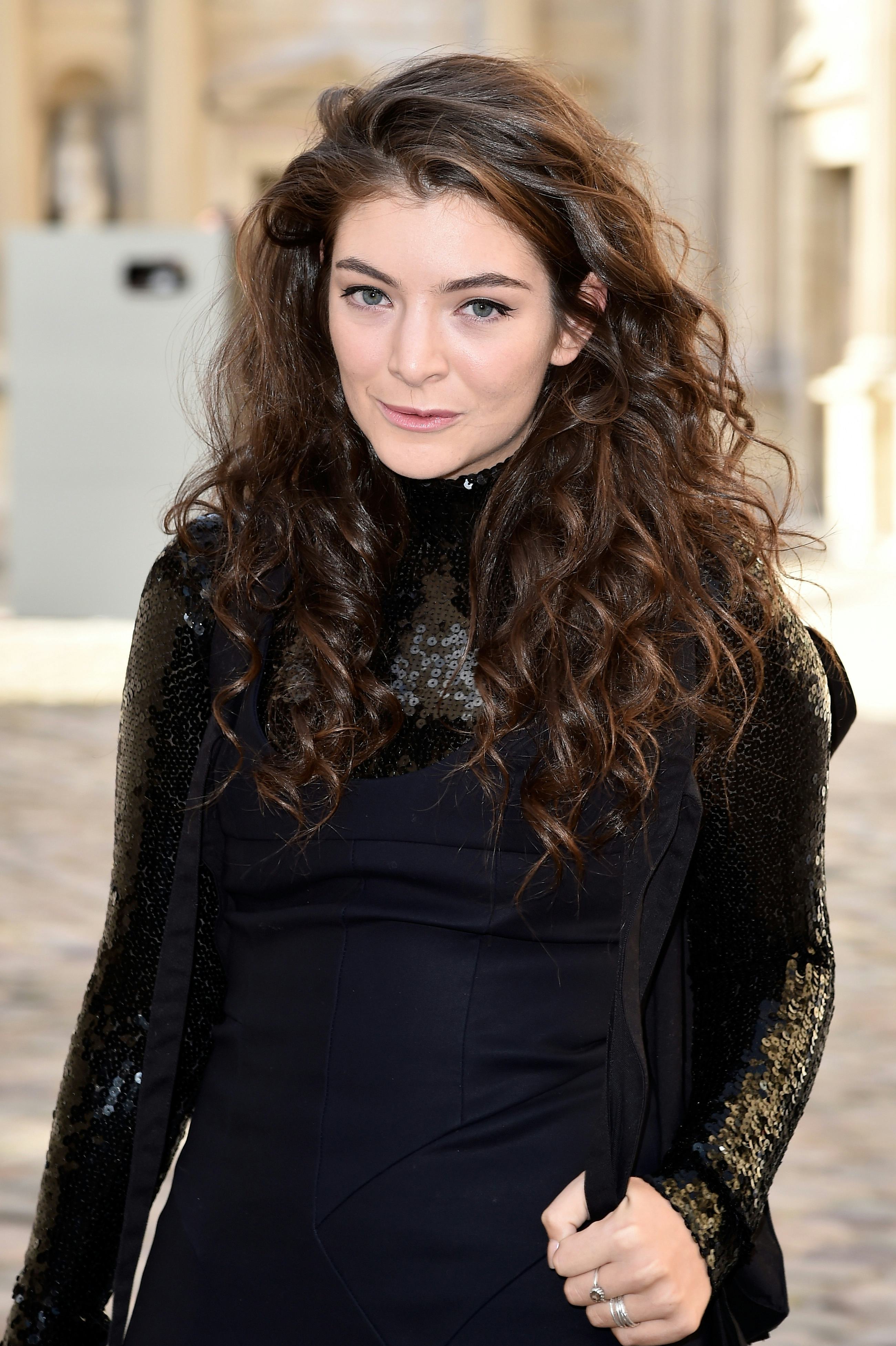 7 Times Lorde Embraced Her Curls Because She's All About That Natural ...