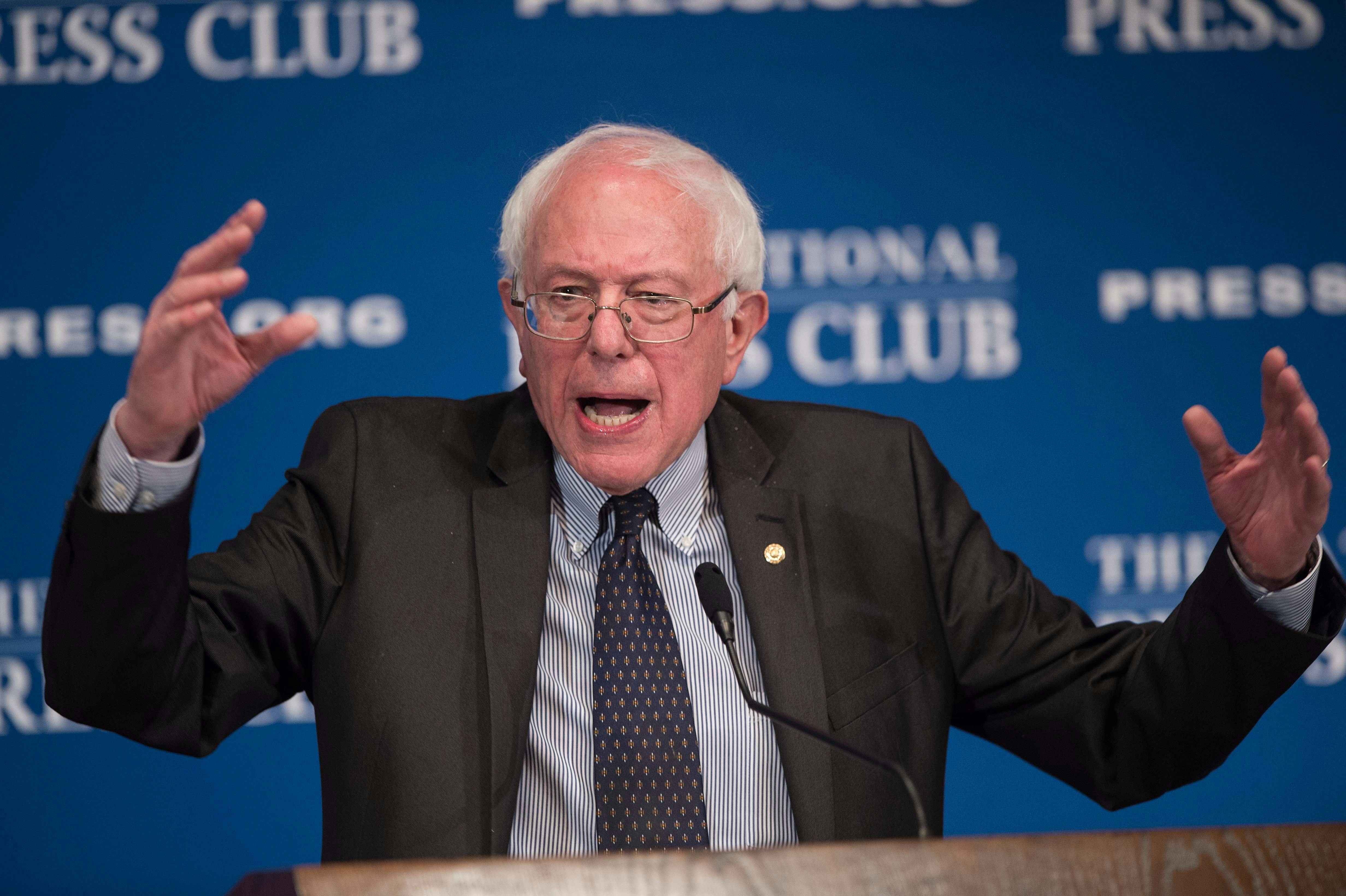 27 Enthusiastic Photos Of Bernie Sanders Looking So Passionate, You'll ...