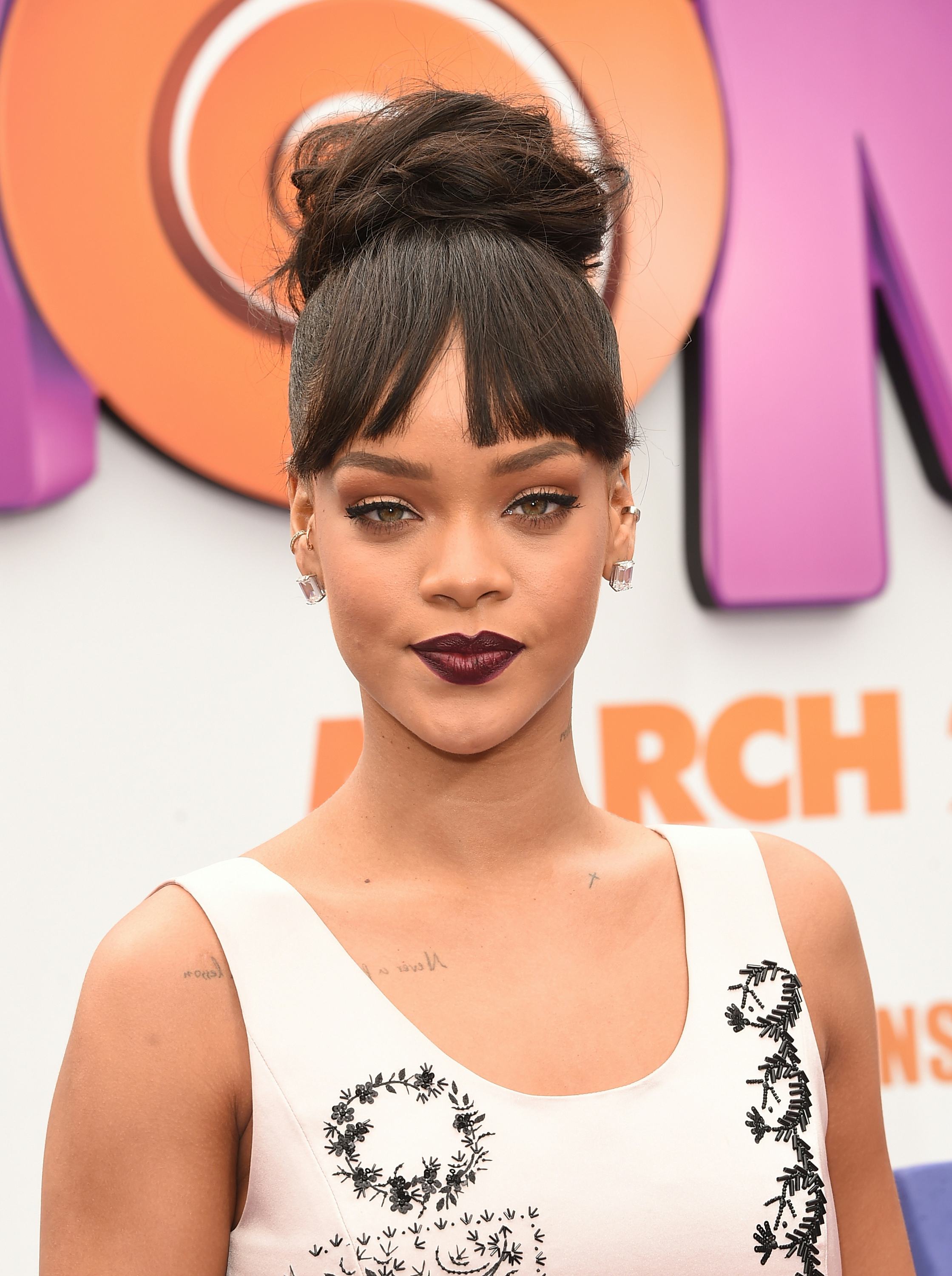 Rihanna Debuts Bold Block Eyebrows As The Latest Move In Her Epically ...
