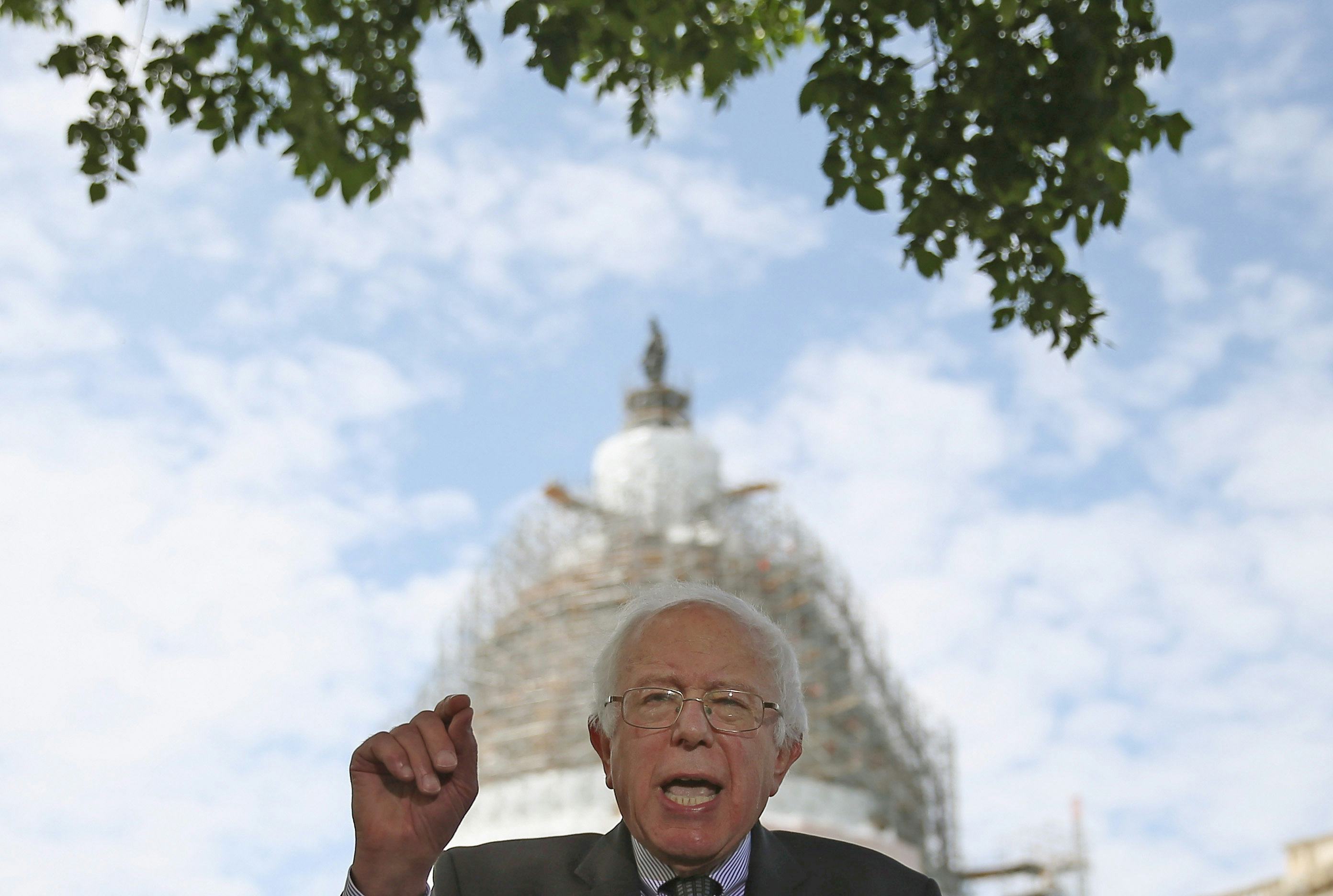 27 Enthusiastic Photos Of Bernie Sanders Looking So Passionate, You'll ...