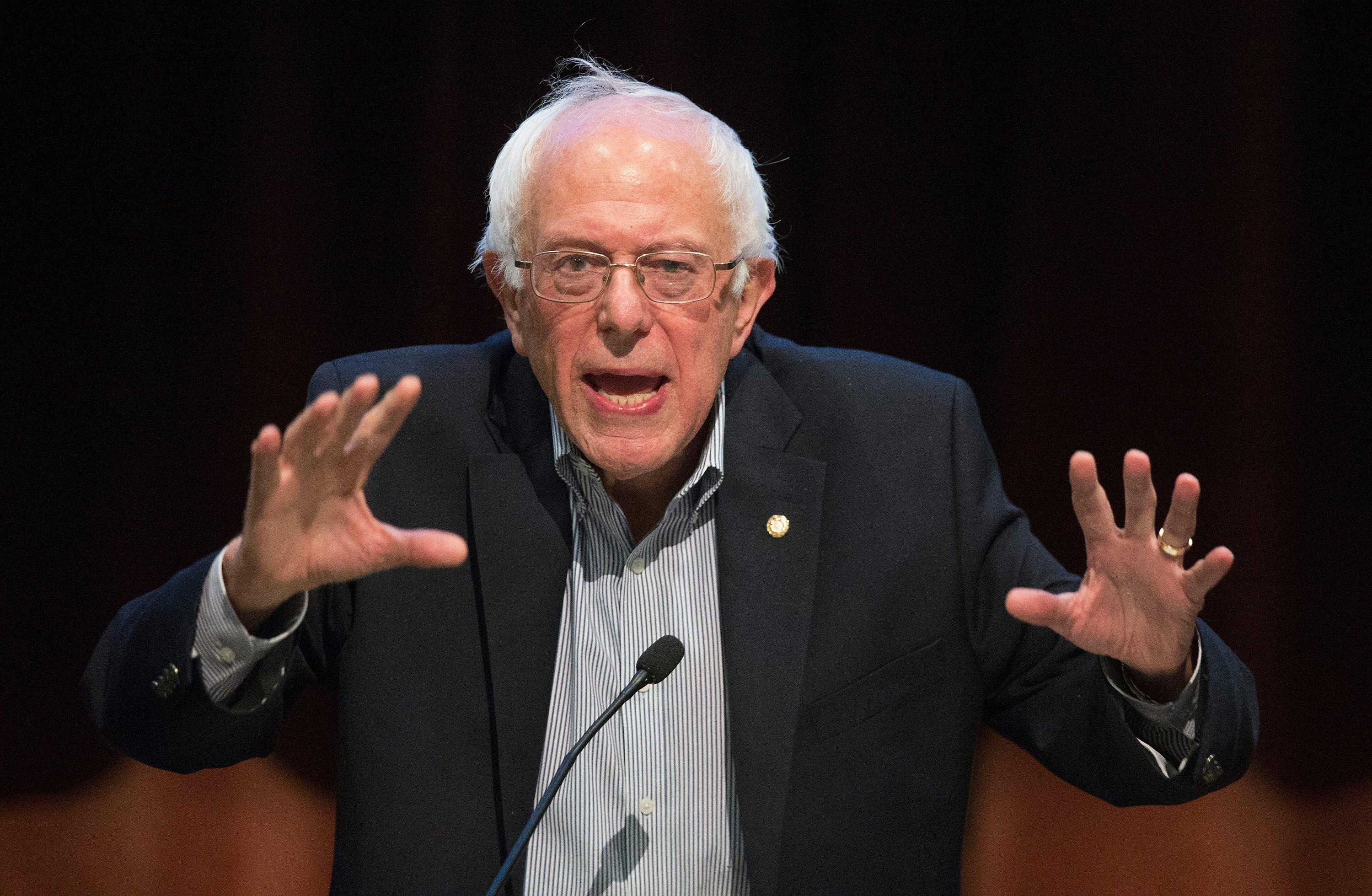 27 Enthusiastic Photos Of Bernie Sanders Looking So Passionate, You'll ...