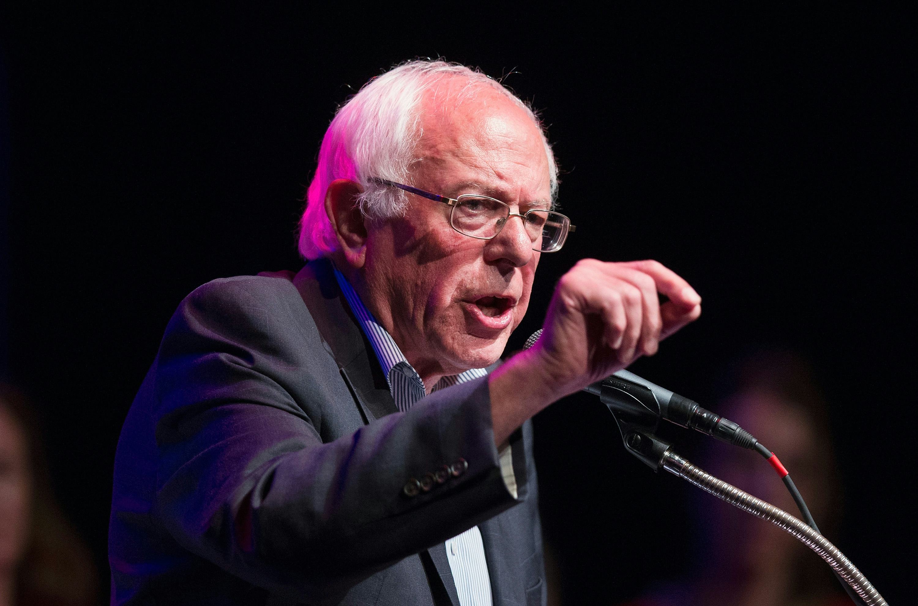 27 Enthusiastic Photos Of Bernie Sanders Looking So Passionate, You'll ...