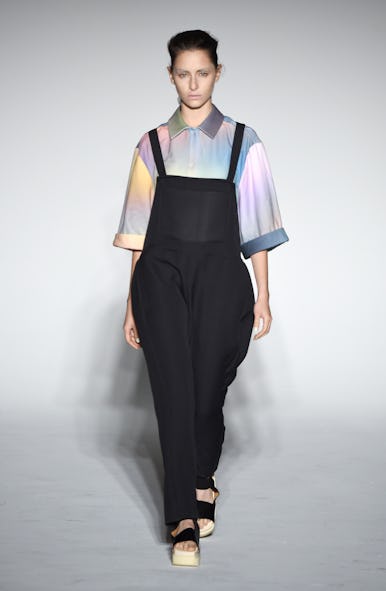 How To Style Overalls Because It's Definitely One Of The Trickiest ...