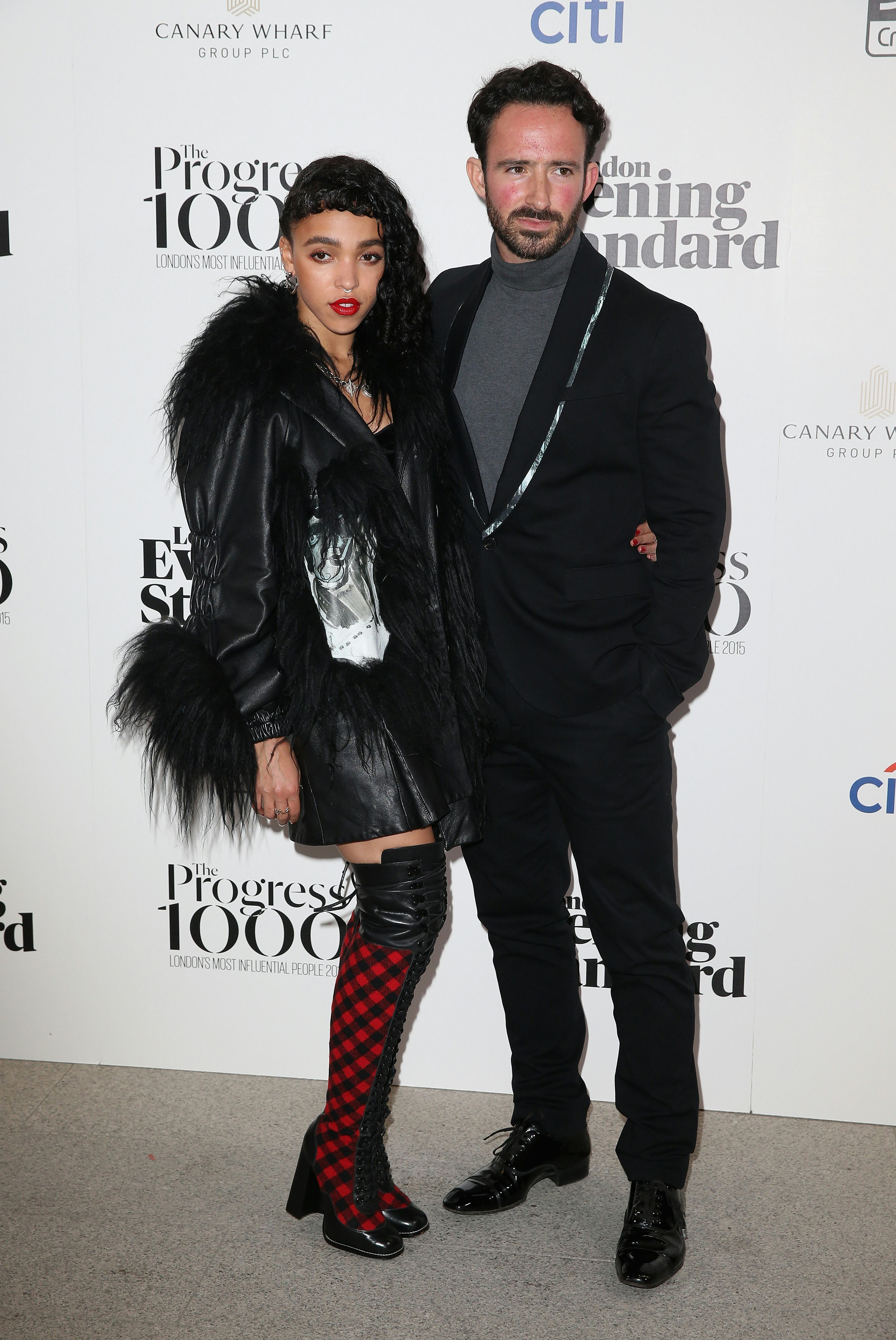 FKA Twigs Attends London Fashion Week In An Homage To '90s Versace ...