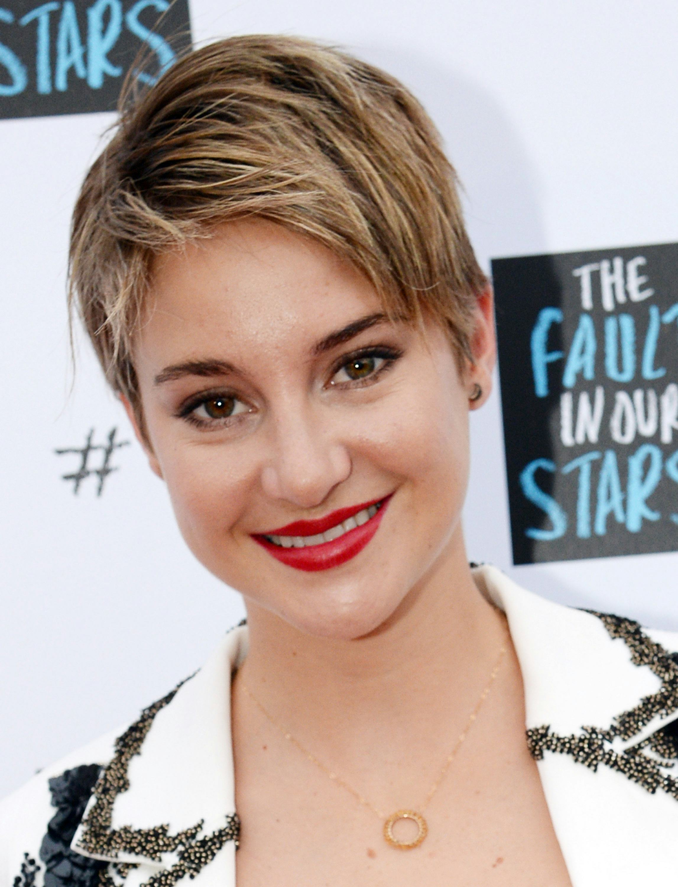 Lena Dunham Debuts Pixie Cut On 'Late Night With Seth Meyers' — Is This ...