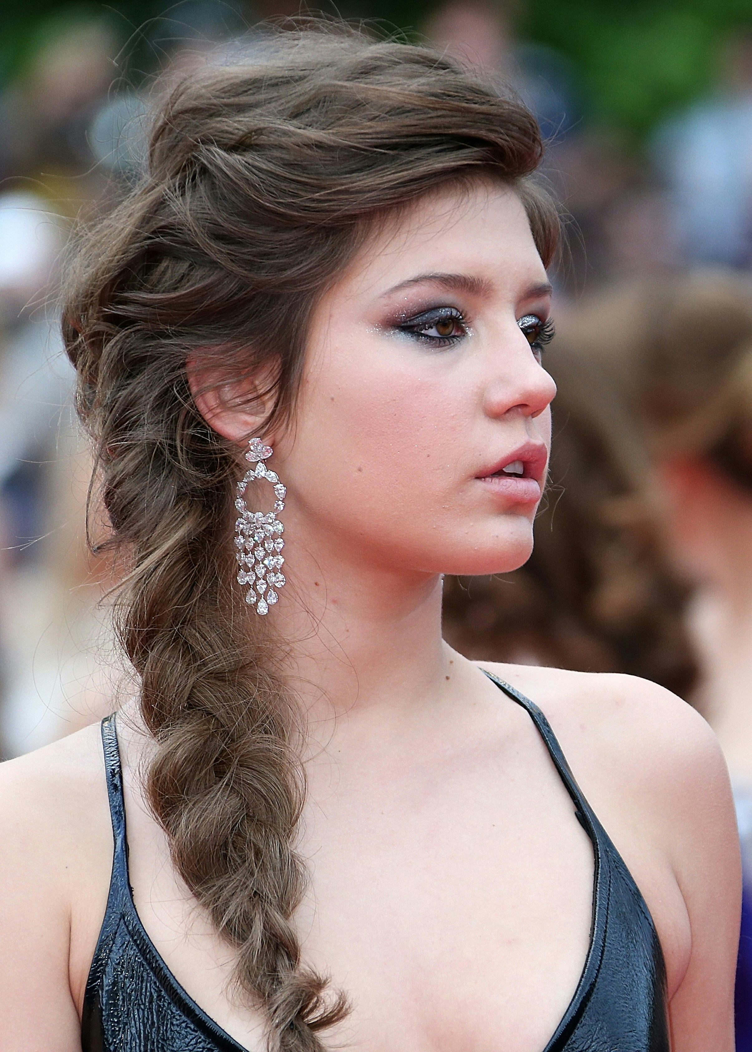 15 Graduation Cap Hairstyles That Will Look Perfect In Those Graduation ...