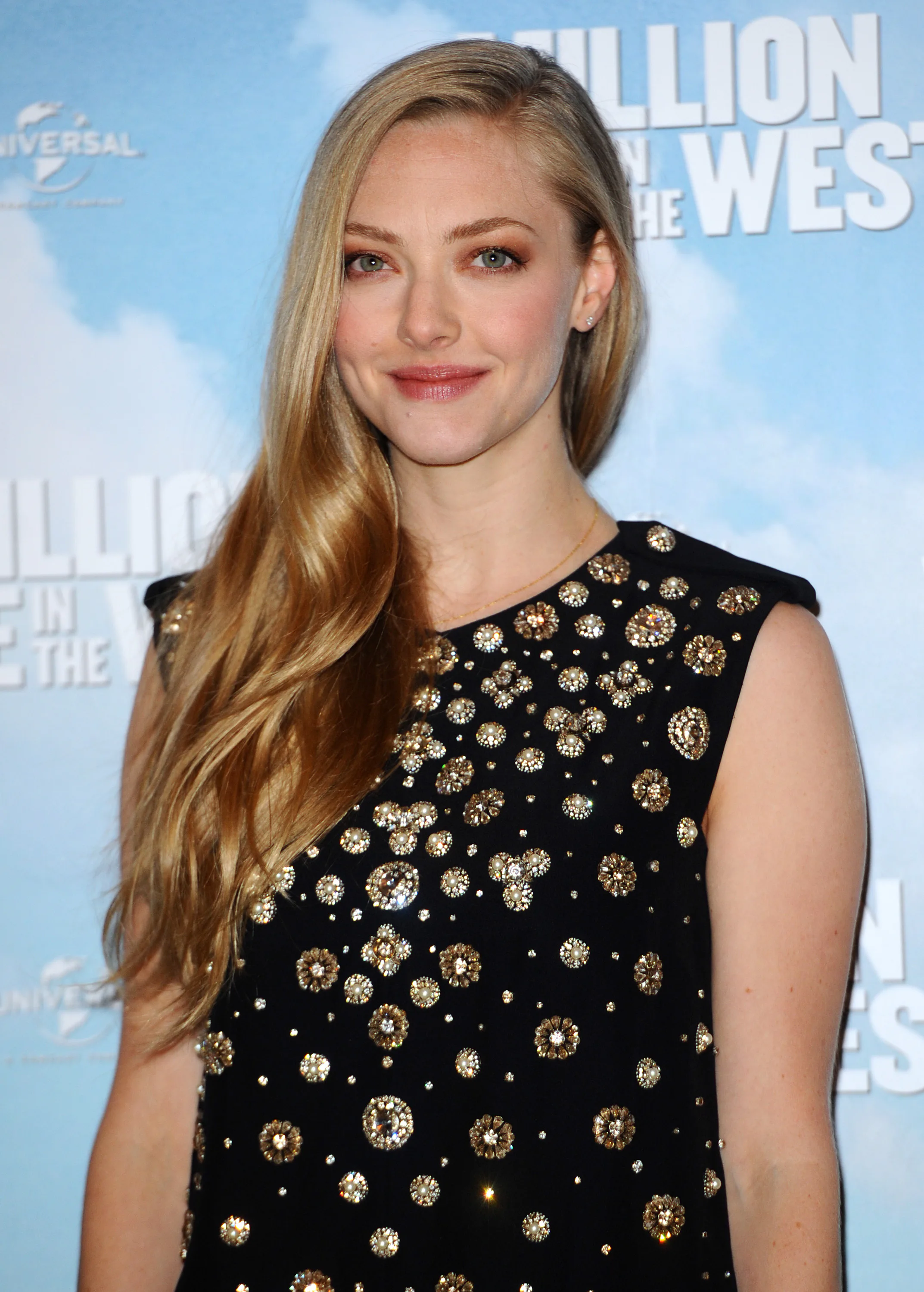 Amanda Seyfried Does 'Vogue' Cover With An Awesome, Michelle Pfeiffer Vibe