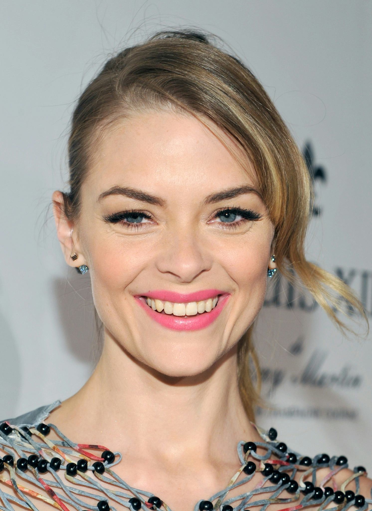 Five Minute Makeup Tutorials Inspired By Jamie King's Minimalist ...