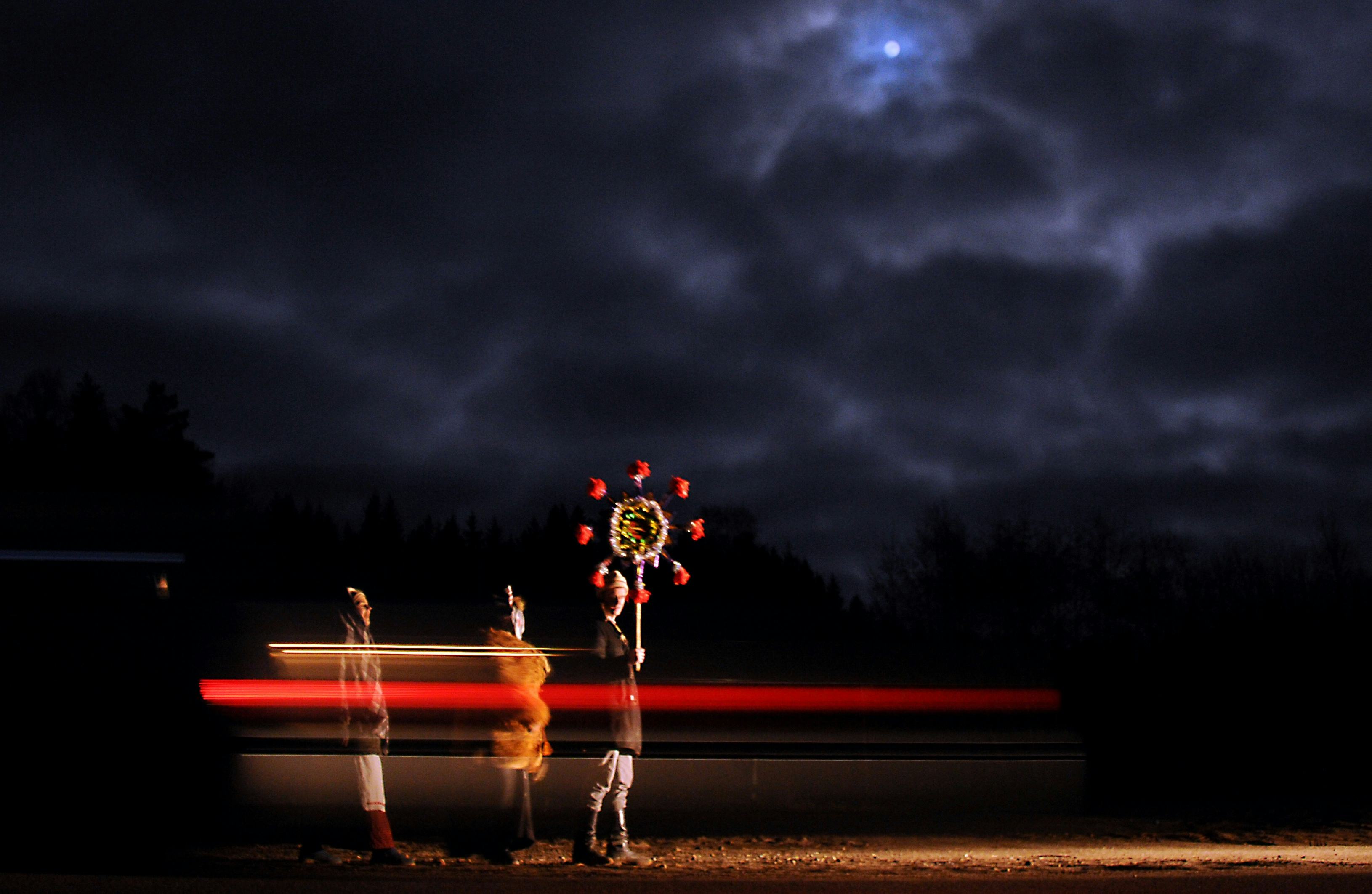 Photos Of The Christmas Full Moon Show A Rare, Beautiful Lunar Event