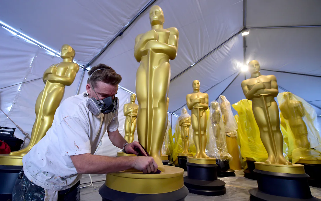 11 Awkward & Borderline Terrifying Images Of Oscars Statues Being ...