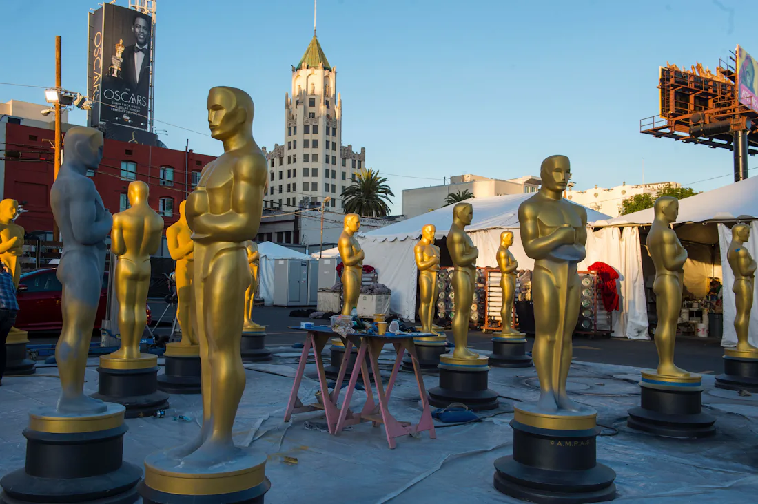 11 Awkward & Borderline Terrifying Images Of Oscars Statues Being ...