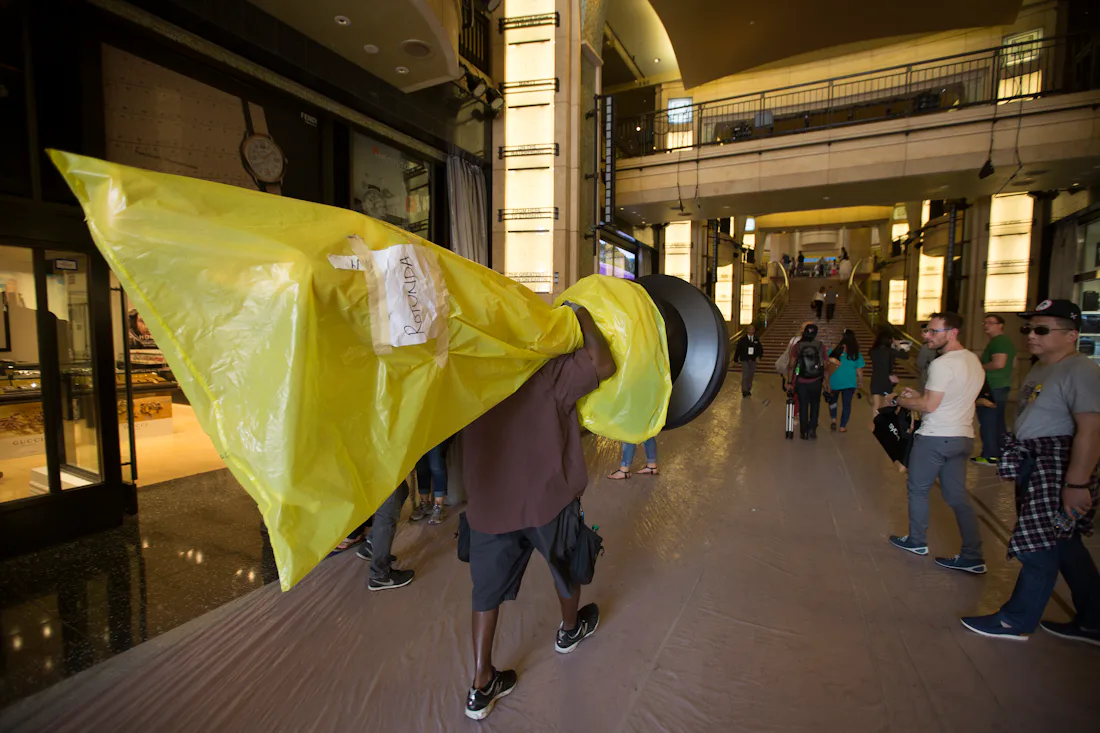 11 Awkward & Borderline Terrifying Images Of Oscars Statues Being ...