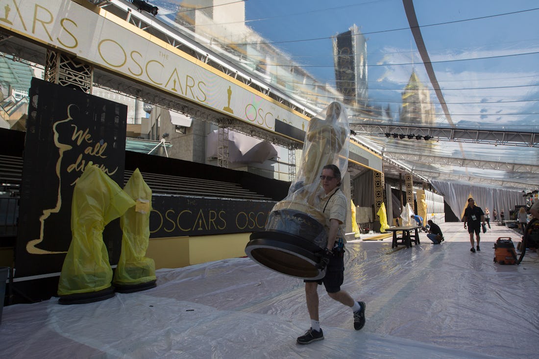 11 Awkward & Borderline Terrifying Images Of Oscars Statues Being ...