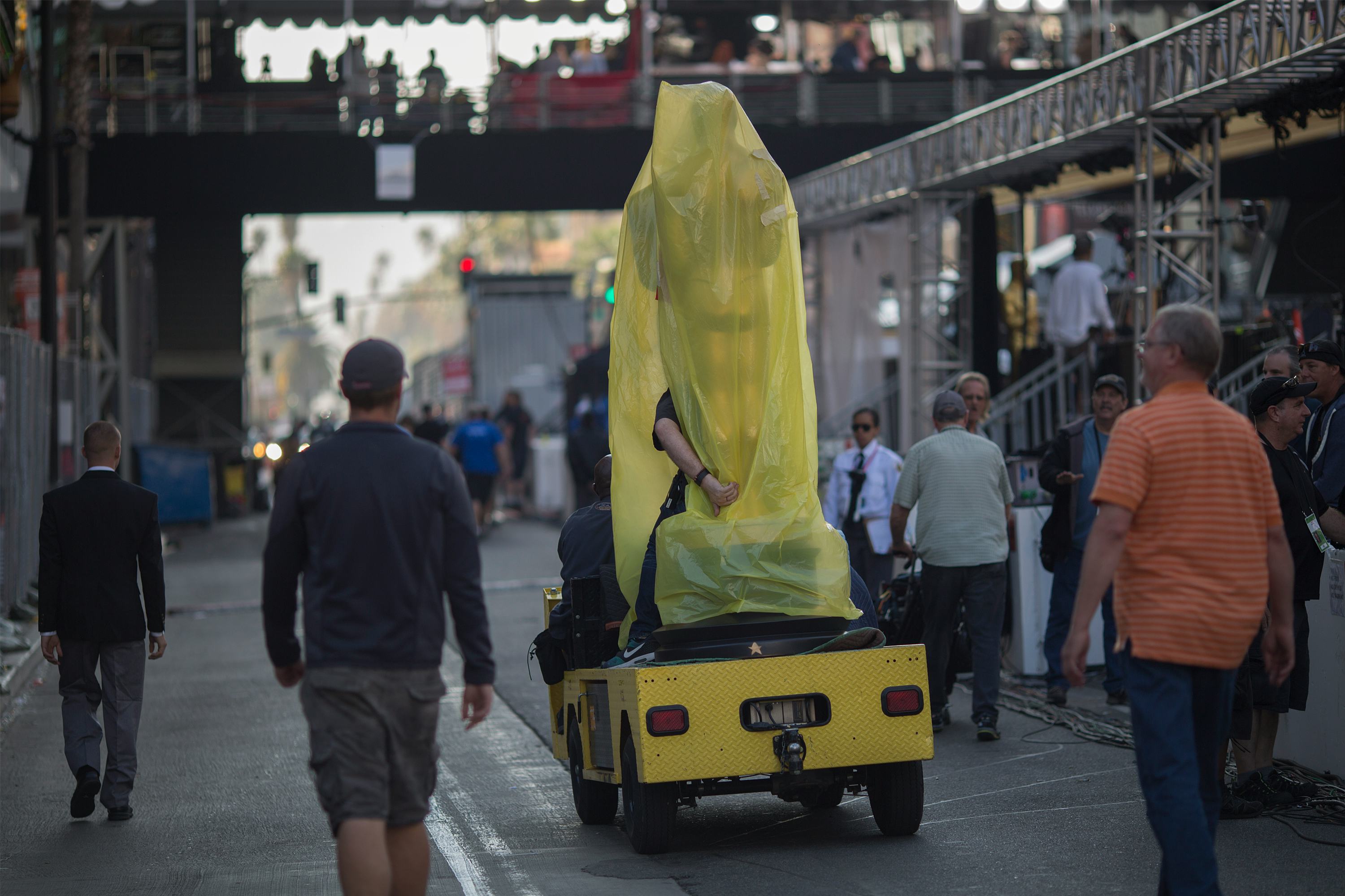 11 Awkward & Borderline Terrifying Images Of Oscars Statues Being ...