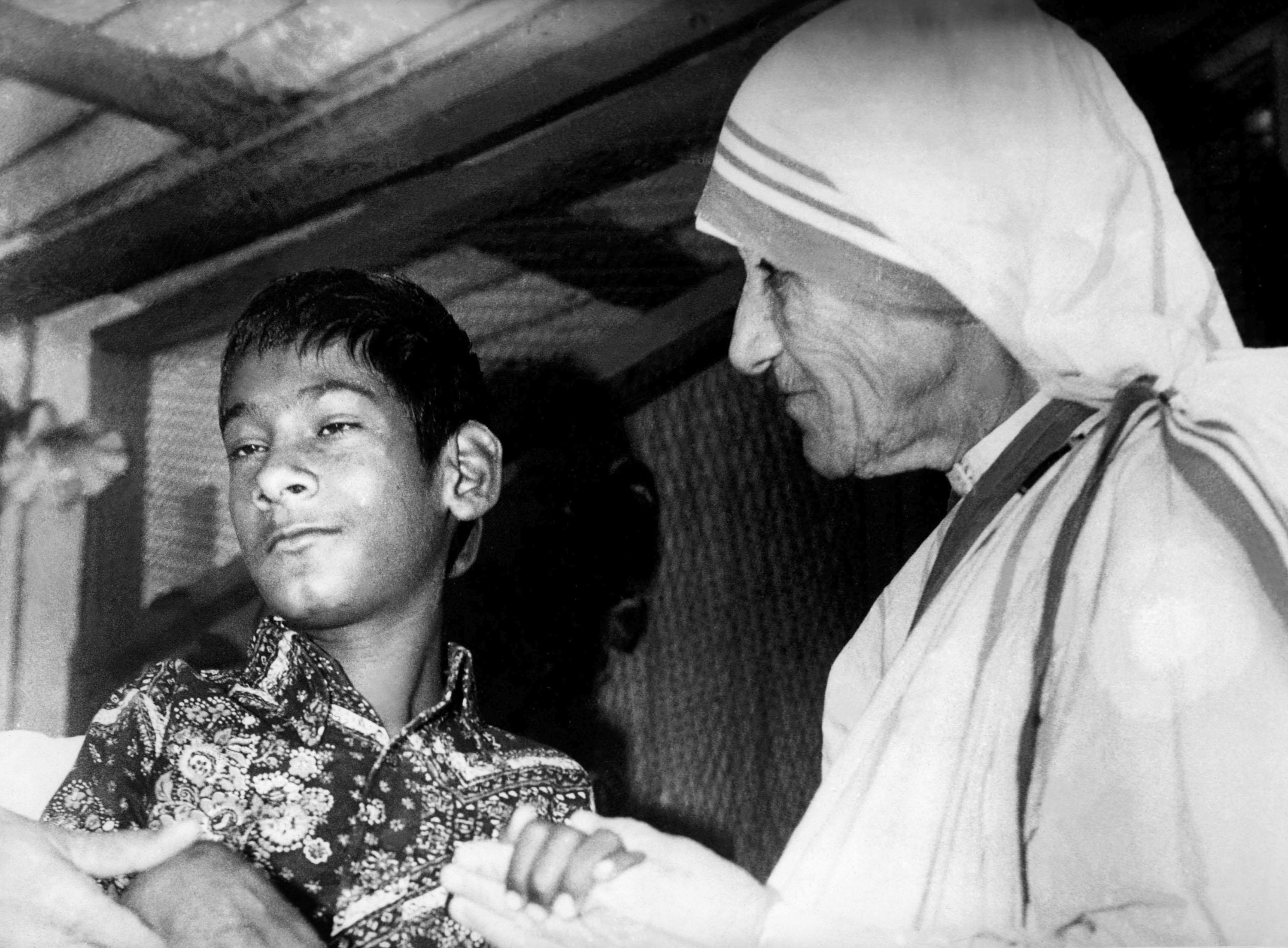 14 Remarkable Photos Of Mother Teresa That Show Her Incredible Path To ...