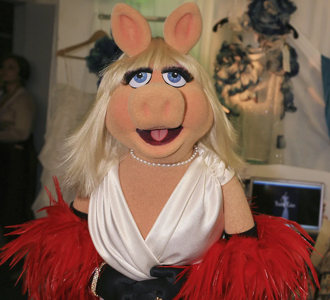 Miss Piggy Is A Feminist Icon & A Style Icon, Illustrated By Her 9 Best ...