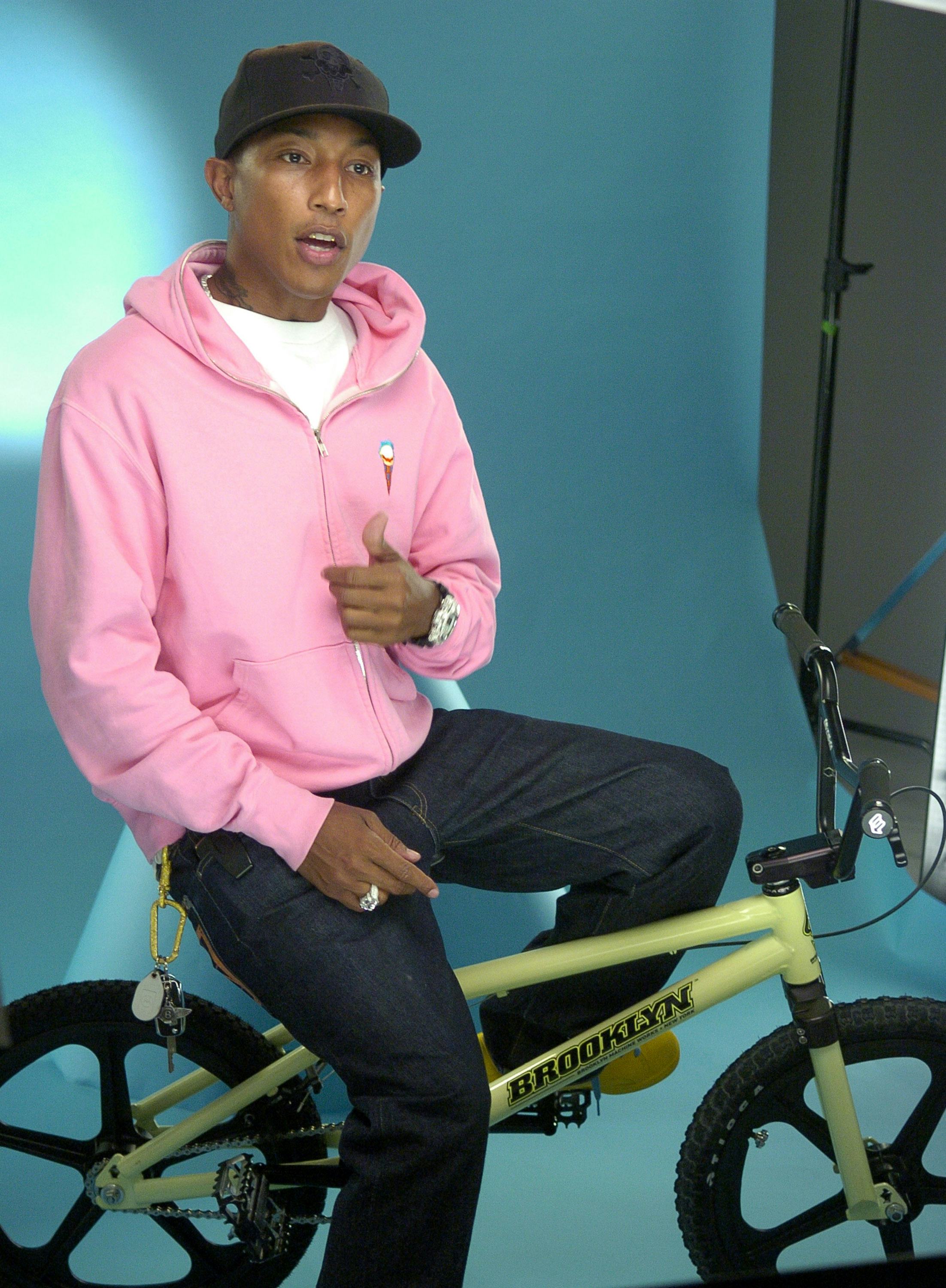 15 Male Celebrities Wearing Pink & Looking Perfectly Pretty — PHOTOS