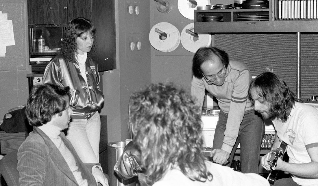 23 Photos Of Badass Lady Rockers From The 70s That All Women Need To See