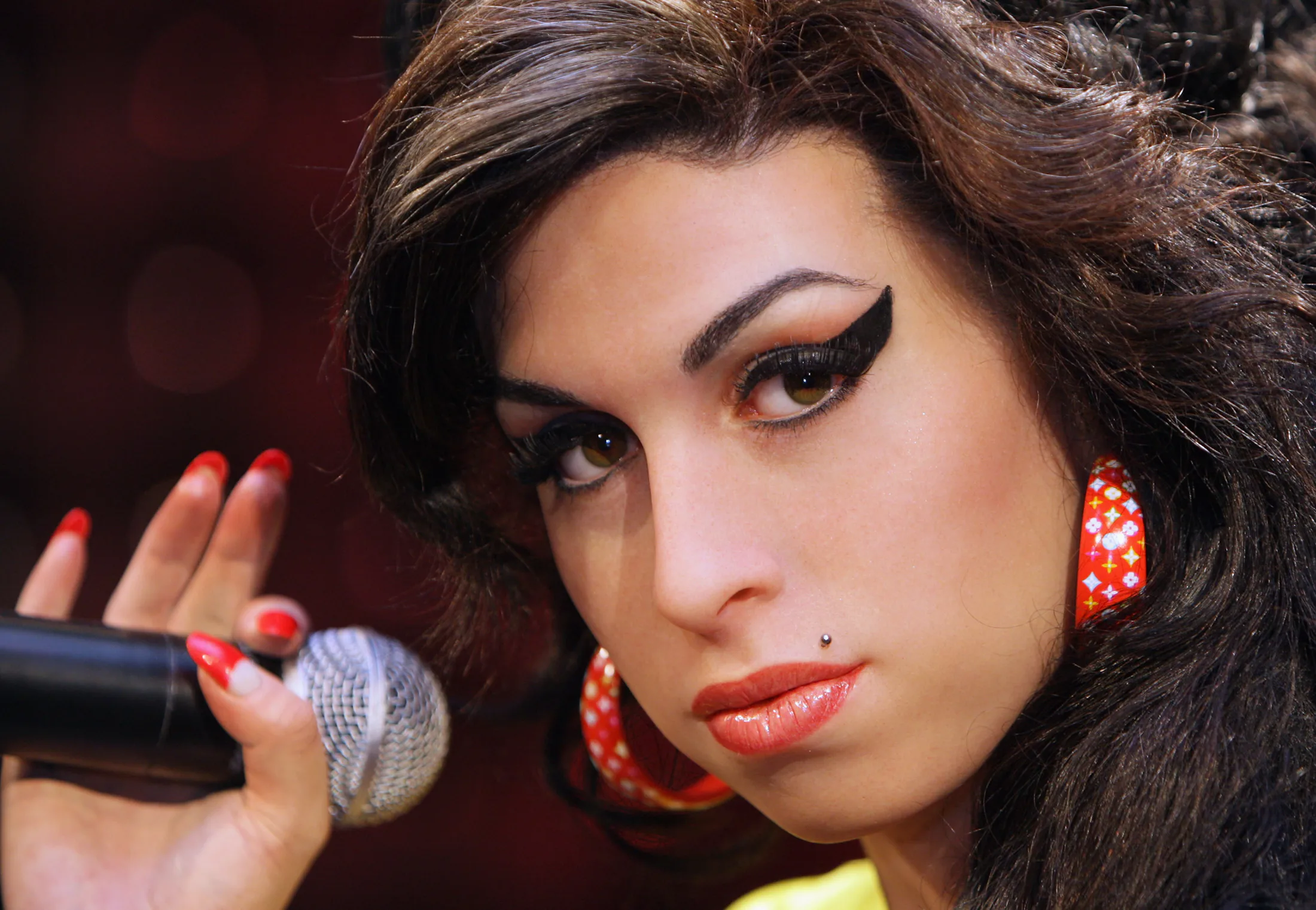 11 Amy Whinehouse Outfits And Accessories That Defined Her Style And ...