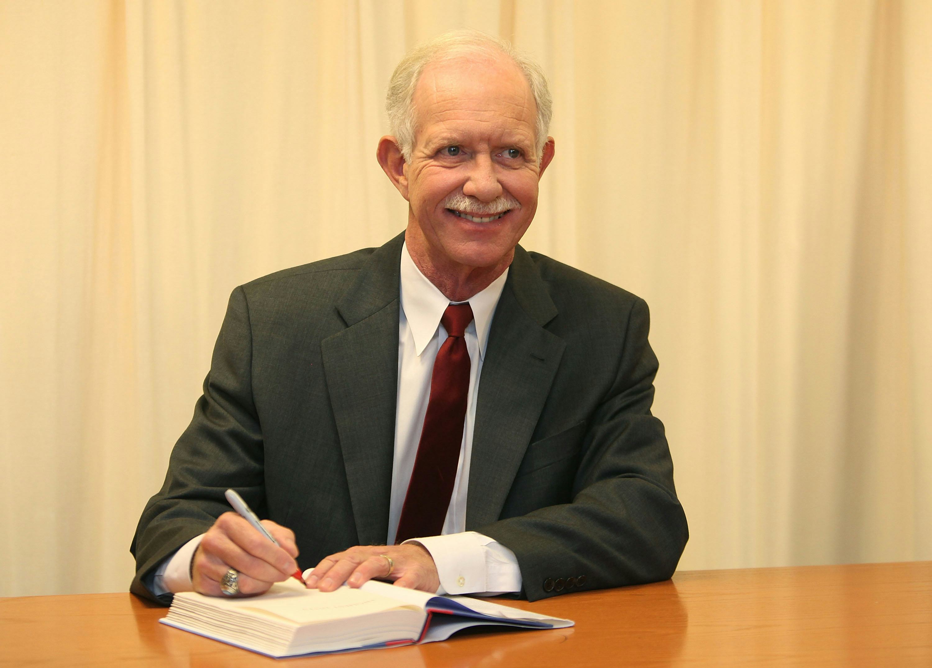 What Does 'Sully' Look Like In Real Life? Tom Hanks Will Portray An ...