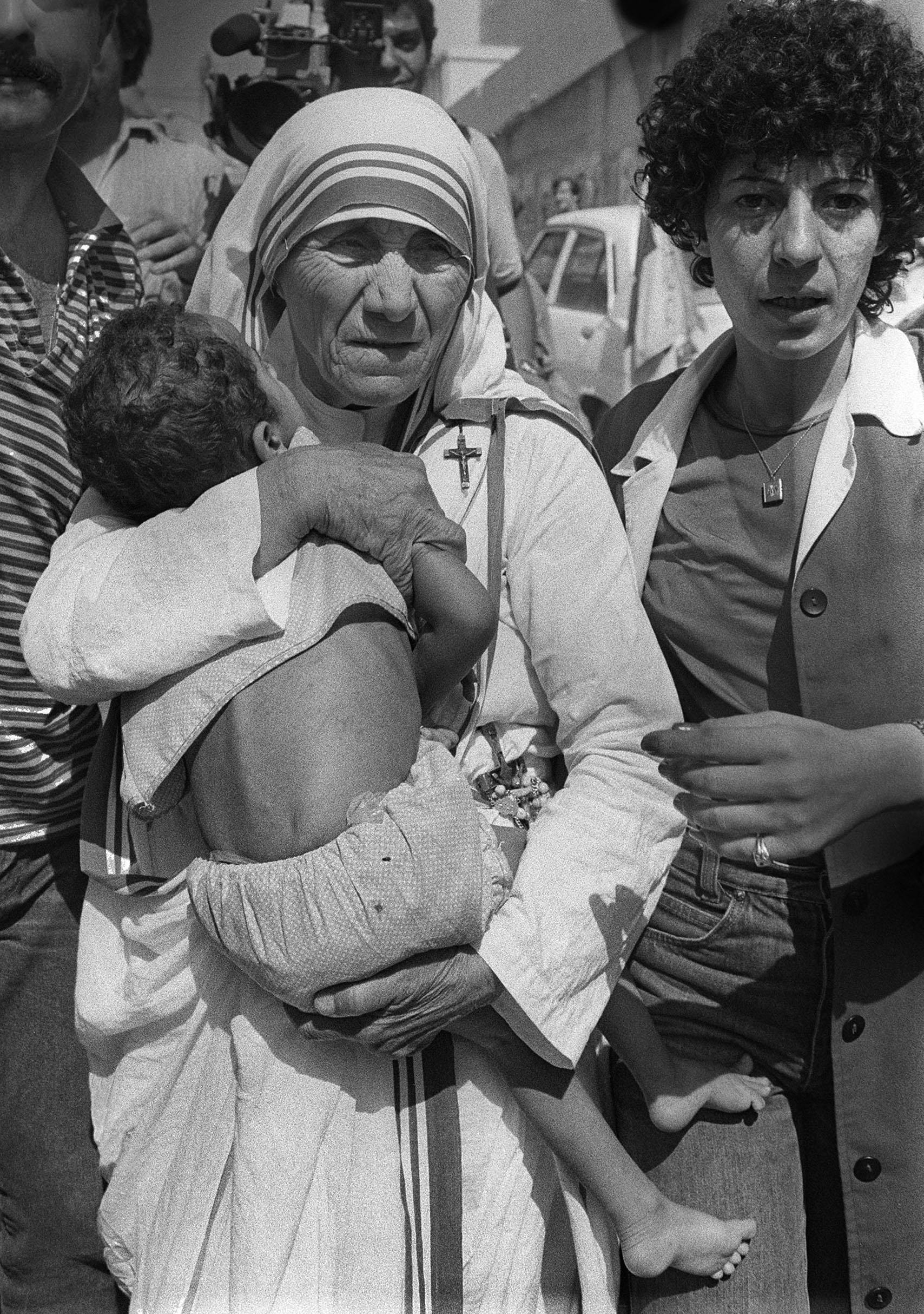 14 Remarkable Photos Of Mother Teresa That Show Her Incredible Path To ...