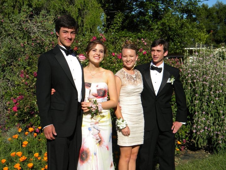 How To Pose For Group Photos & Look #Flawless (No Matter Where You're ...