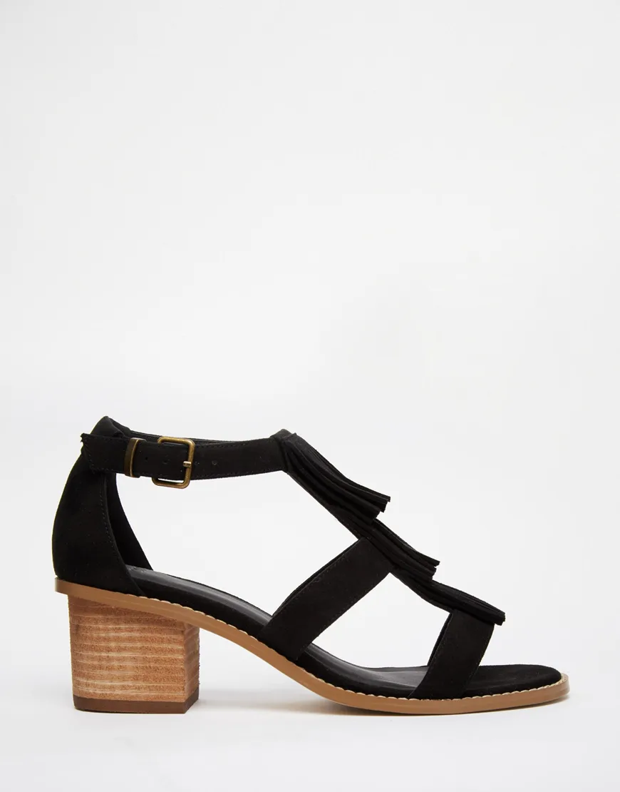 7 Holiday Shoes Styles For The Most Festive Feet