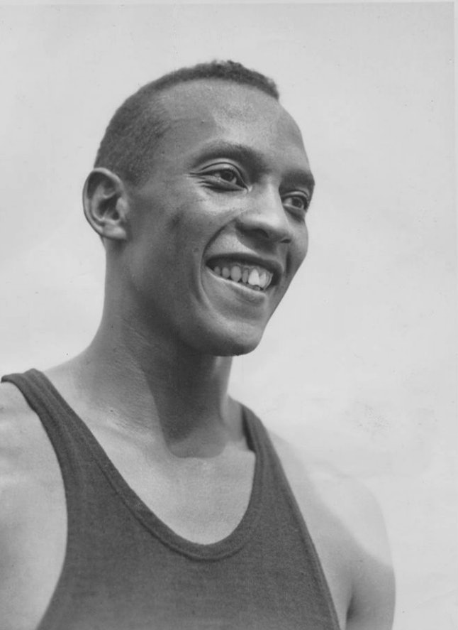 9 Photos Of Jesse Owens At The 1936 Olympics Show What An American Hero ...