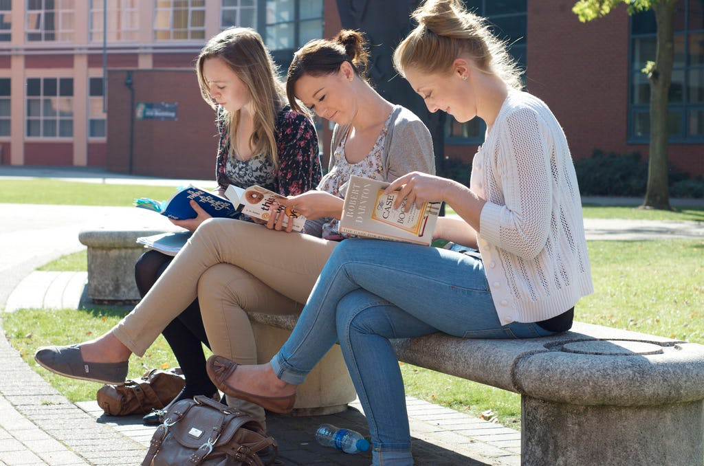 27 Beautiful Quotes On Reading And The Joy That It Brings