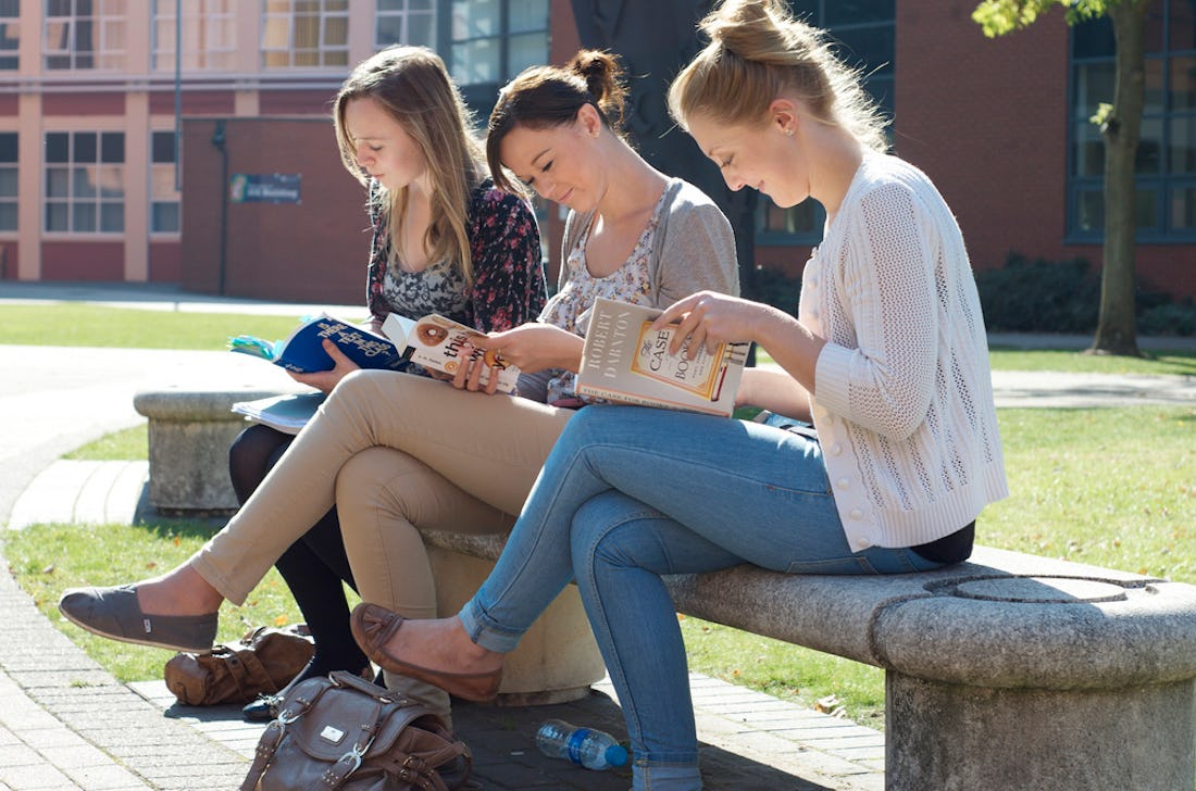 27 Beautiful Quotes On Reading And The Joy That It Brings