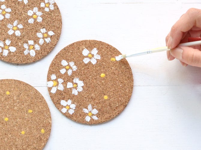 DIY Painted Coasters With Daisies Welcome Spring In The Best Way