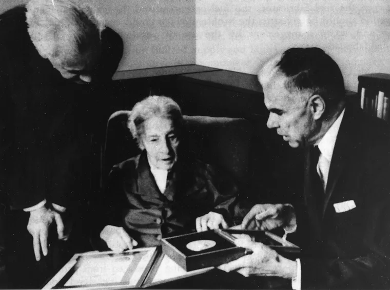 9 Badass Female Scientists You Should've Learned About In School But ...