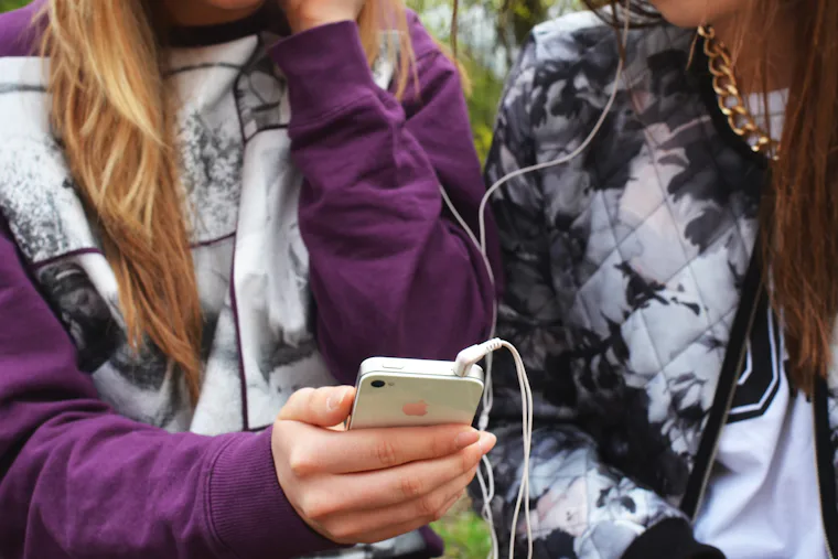 11 Signs You Have Trouble Making Friends & How To Fix The Problem