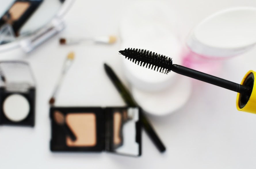 11 Weird Reasons Why Your Makeup Doesn’t Last All Day & How To Fix The ...