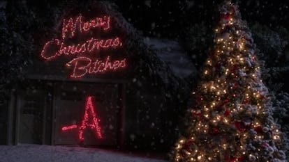 16 Things You Never Noticed About The 'Pretty Little Liars' Christmas ...