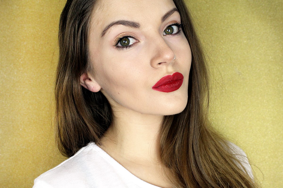 How To Wear Gold Eyeshadow For The Holiday Season & Look Fiercely Chic ...