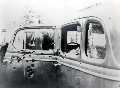 9 Photos Of Bonnie & Clyde Like You've Never Seen Them