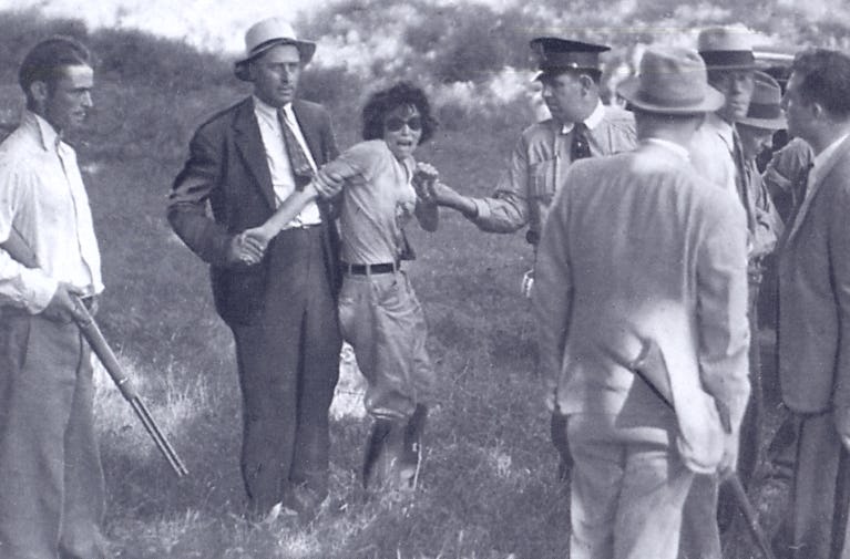 9 Photos Of Bonnie & Clyde Like You've Never Seen Them