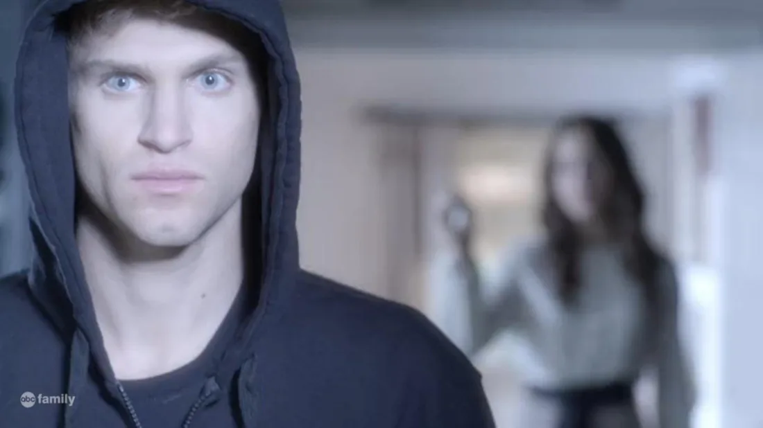 11 'Pretty Little Liars' Characters Wearing The Black Hoodie, Ranked ...