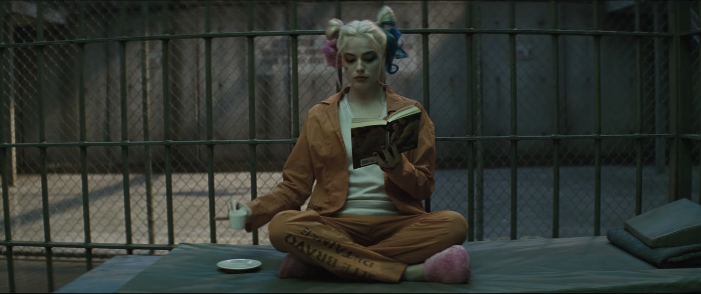 Harley Quinn Reads A Romance Novel In 'Suicide Squad' — And That Says A ...