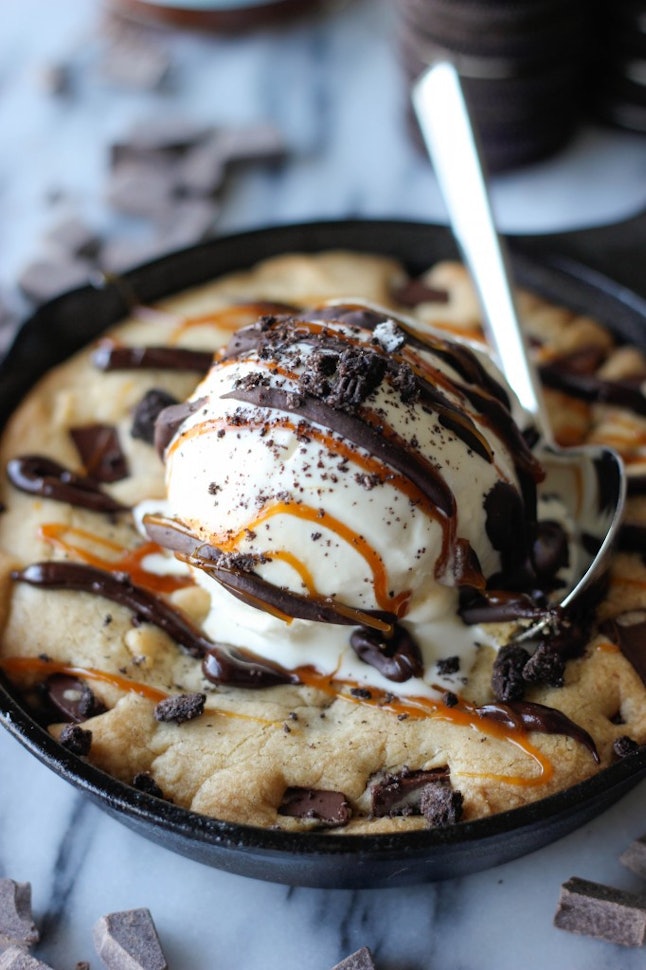 Pizza Hut s Ultimate Hershey s Chocolate Chip Cookie Is Basically Dessert In Pizza Form pizza-hut-s-ultimate-hershey-s-chocolate-chip-cookie-is-basically-dessert-in-pizza-form