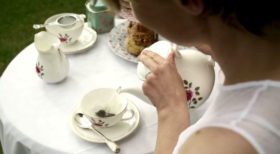 “How To Make Tea The British Way” Video From Anglophenia Reveals The ...