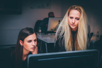 11 Habits Toxic Coworkers Have In Common To Watch Out For In The Office