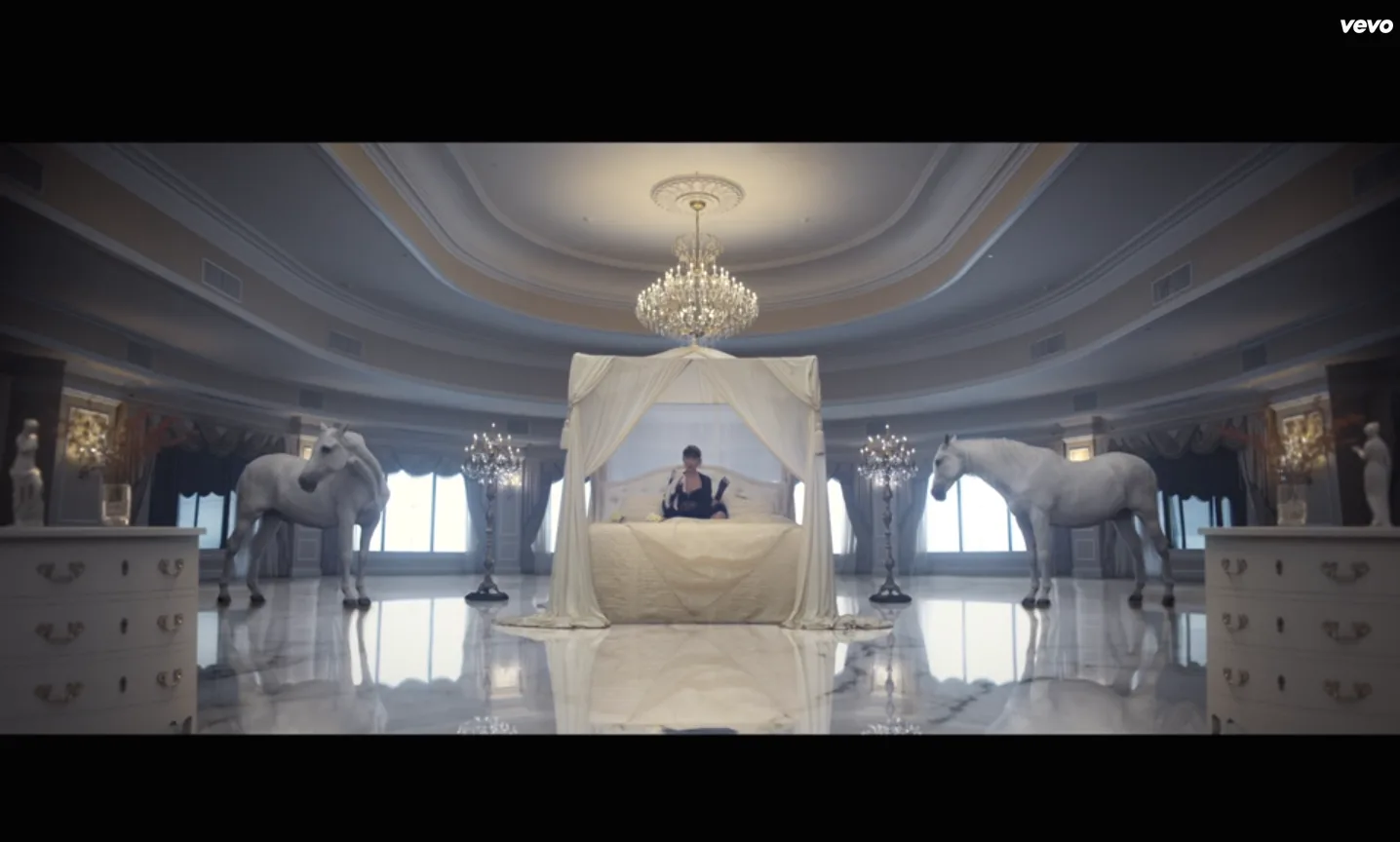 Taylor Swift's "Blank Space" Music Video Turns Her From Daydream to ...
