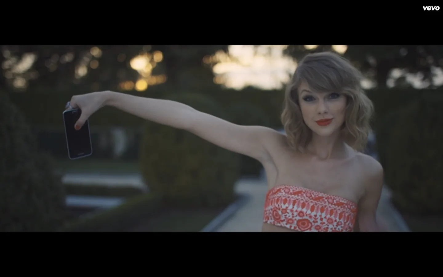 Taylor Swift's "Blank Space" Music Video Turns Her From Daydream to ...