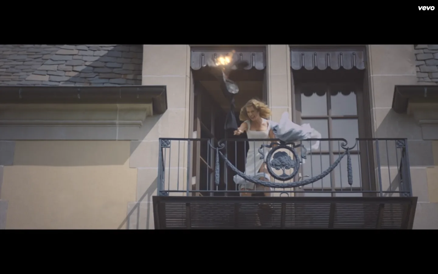 Taylor Swift's "Blank Space" Music Video Turns Her From Daydream to ...